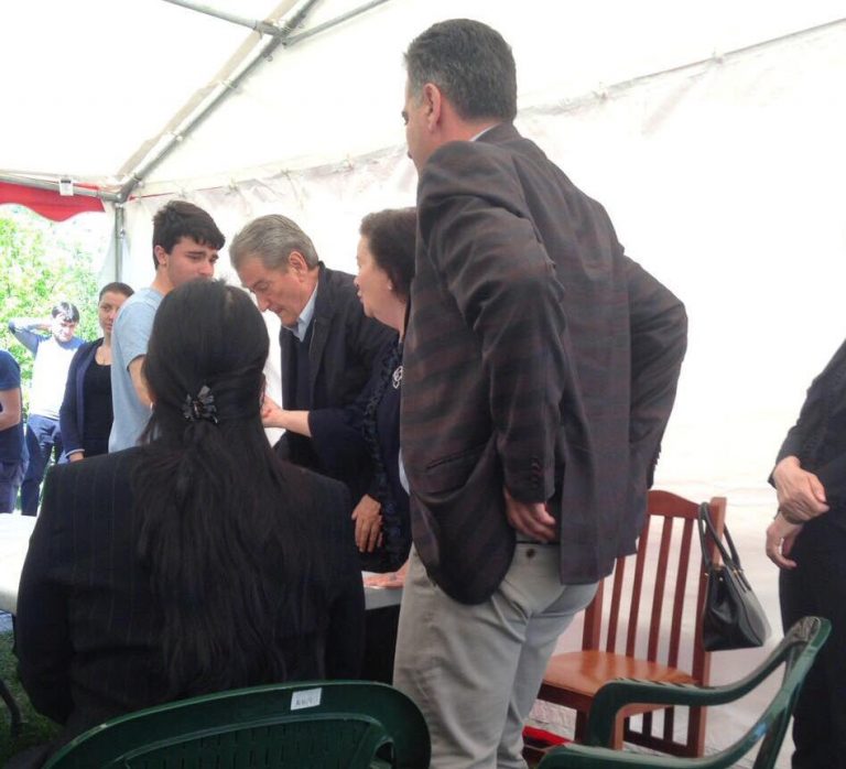 Sali Berisha shkon për ngushëllime në Tropojë – Epoka e Re