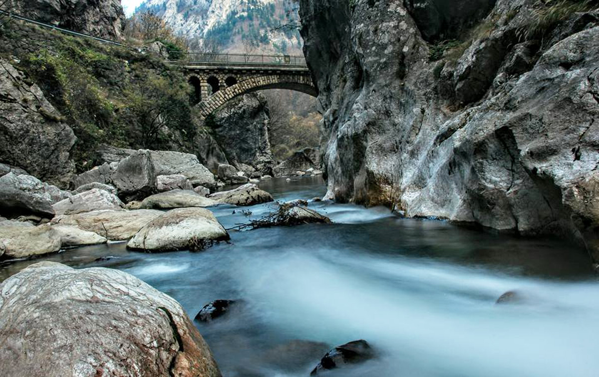 Ura e gurit në grykën e Rugovës. Foto: Granit Dinaj – Epoka e Re