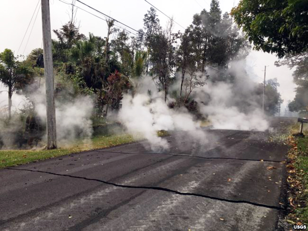 Avulli shihet duke dalë nga qarja e asfaltit në Havai. /USGS/ – Epoka e Re