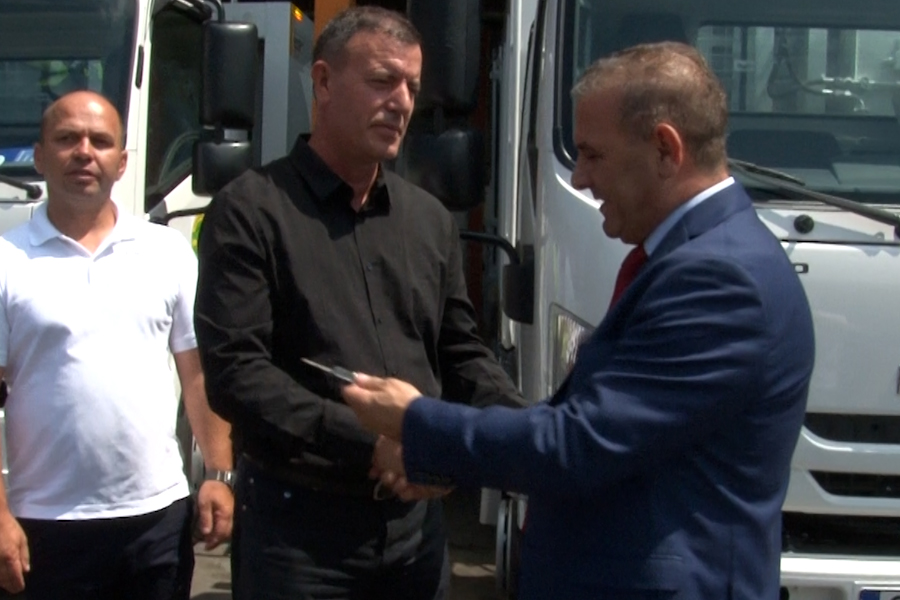 Kompania “Pastrimi” bëhet me 10 kamionë të rinj – Epoka e Re Kompania “Pastrimi” bëhet me 10 kamionë të rinj – Epoka e Re