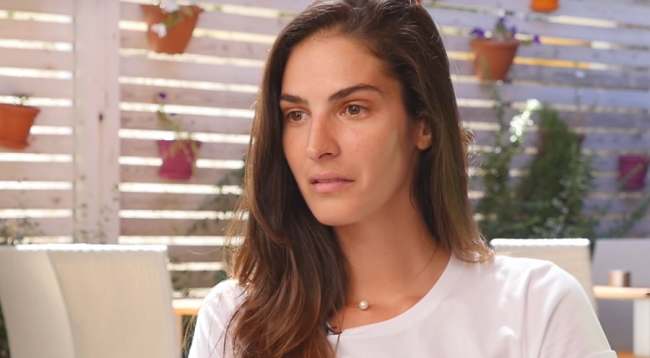 Me lot në sy, Emina jep lajmin e mirë për familjen skamnore – Epoka e Re Me lot në sy, Emina jep lajmin e mirë për familjen skamnore – Epoka e Re