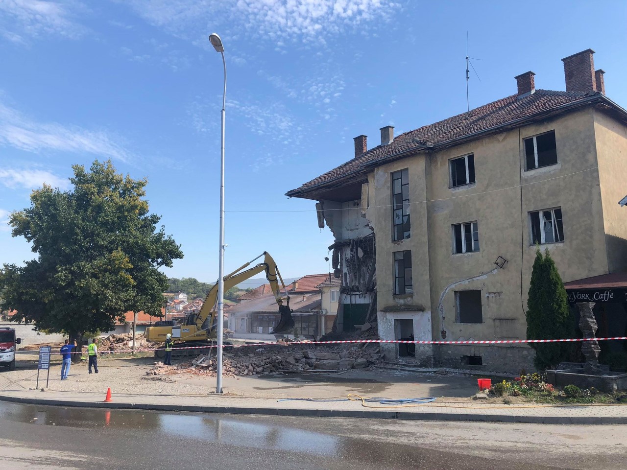 Komuna e Rahovecit nis rrënimin e objekteve të vjetra që paraqesin ... Komuna e Rahovecit nis rrënimin e objekteve të vjetra që paraqesin ...
