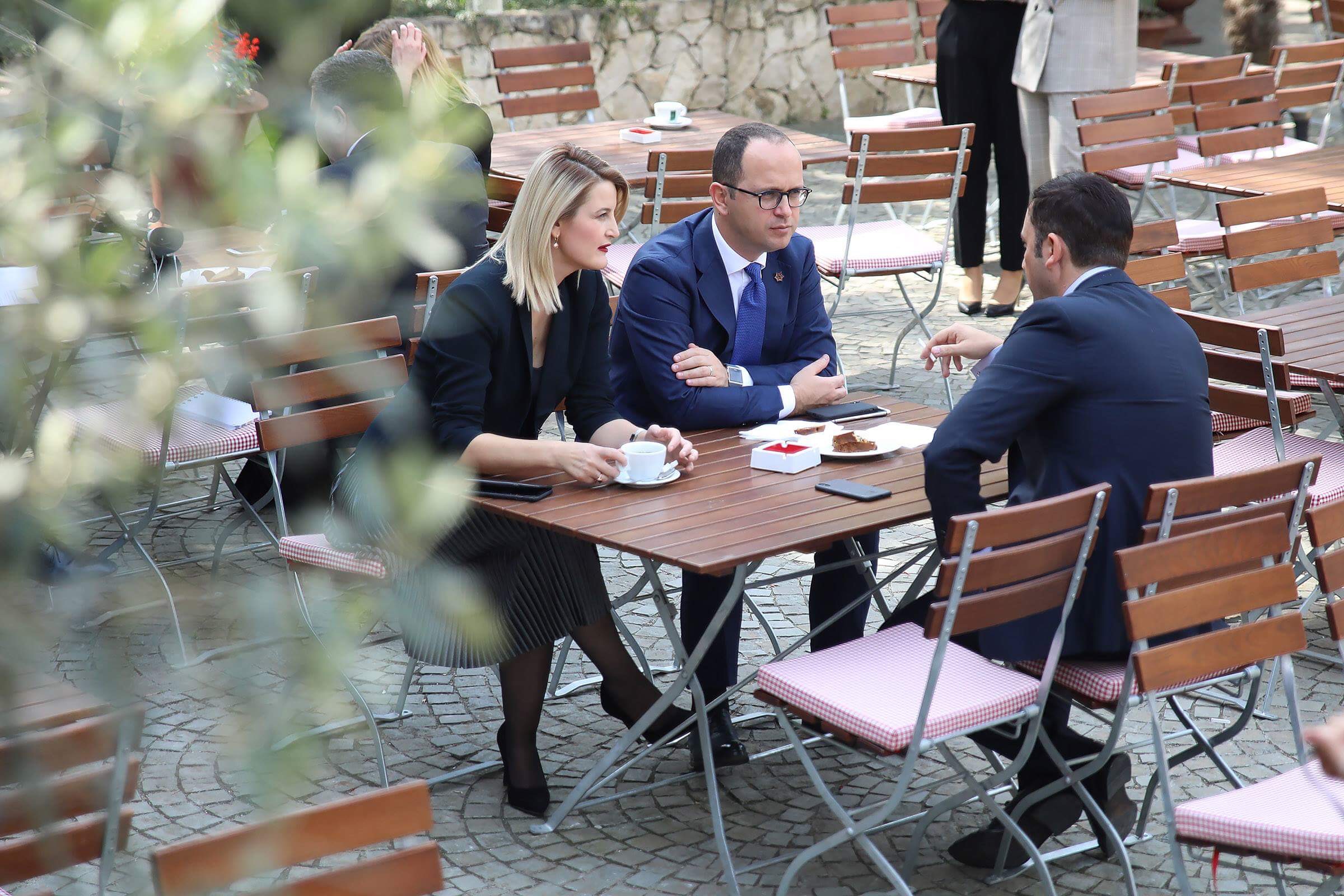 Ministrja Hoxha në takim me Bushatin dhe Osmanin – Epoka e Re Ministrja Hoxha në takim me Bushatin dhe Osmanin – Epoka e Re