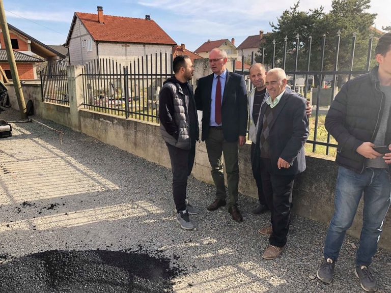 Asfaltohet rruga “Filip Shiroka” në Ferizaj – Epoka e Re