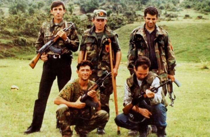 Publikohet foto e rrallë e komandantit Mujë Krasniqi – Epoka e Re Publikohet foto e rrallë e komandantit Mujë Krasniqi – Epoka e Re