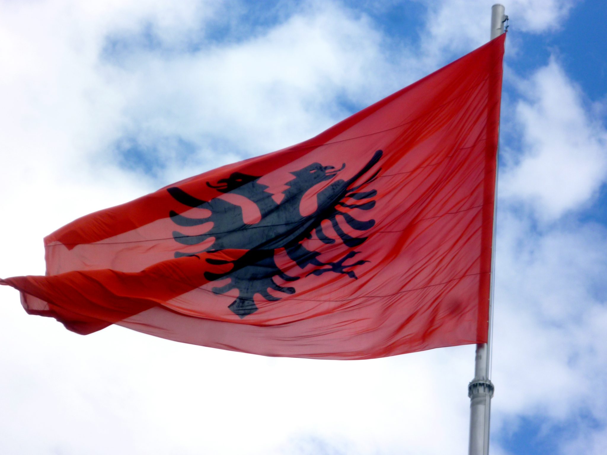 Ky është flamuri shqiptar që shkoi në Hënë (Foto) – Epoka e Re