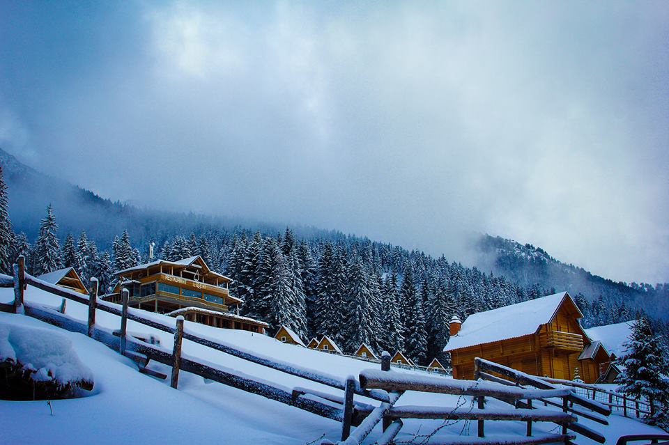 Pamje dimri nga bjeshkët e Rugovës në Pejë. /Foto: Granit Dinaj ...