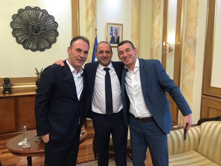 Veseli, Limaj dhe Gashi me foto të përbashkët pas votimit të ushtrisë ...