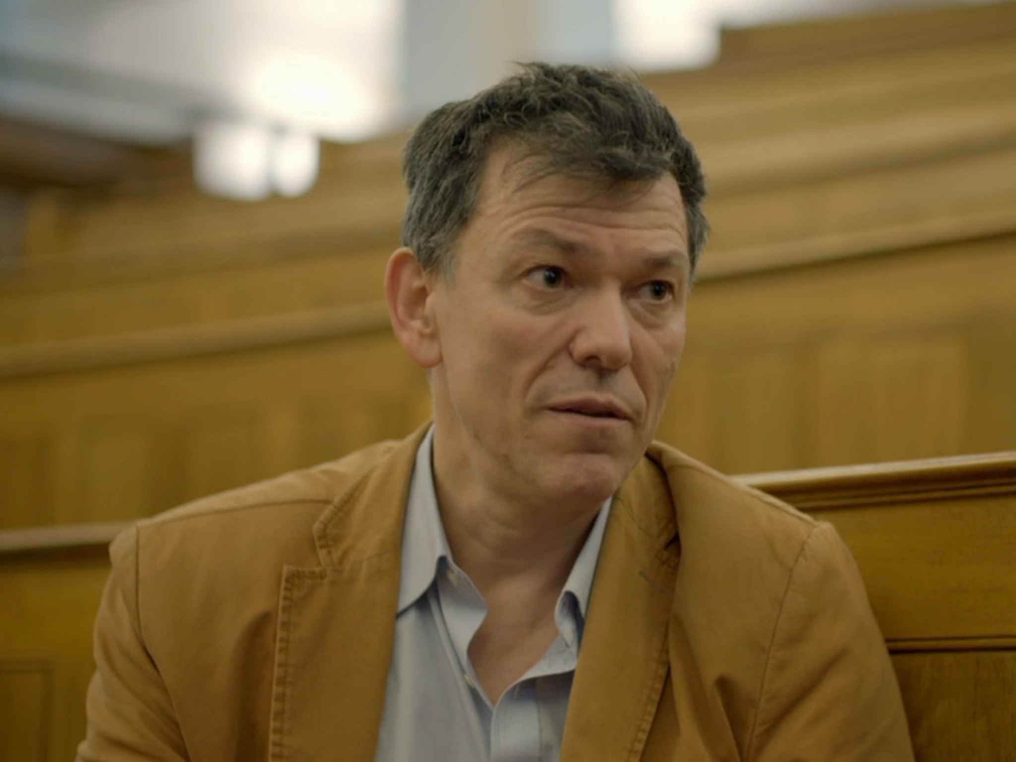 Covid-19/ Doktori britanik shpjegon se si një person mund të infektojë ... Covid-19/ Doktori britanik shpjegon se si një person mund të infektojë ...
