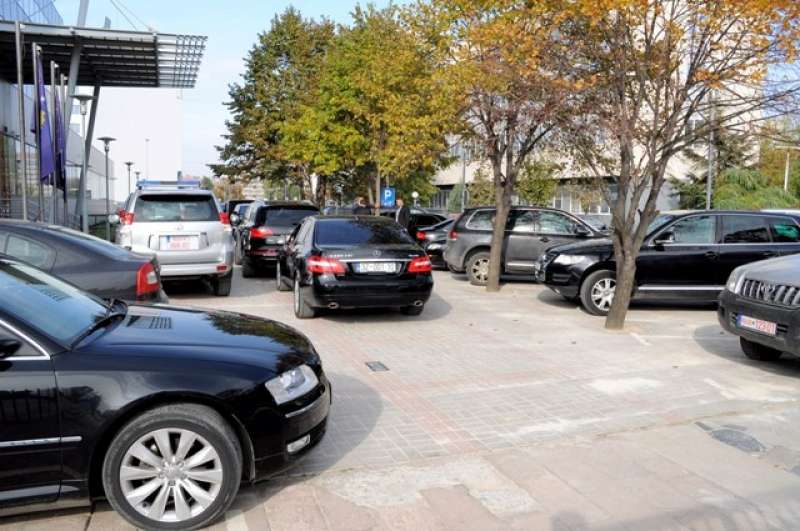 Qeveria Kurti me vendim të ri për përdorimin e automjeteve zyrtare ... Qeveria Kurti me vendim të ri për përdorimin e automjeteve zyrtare ...