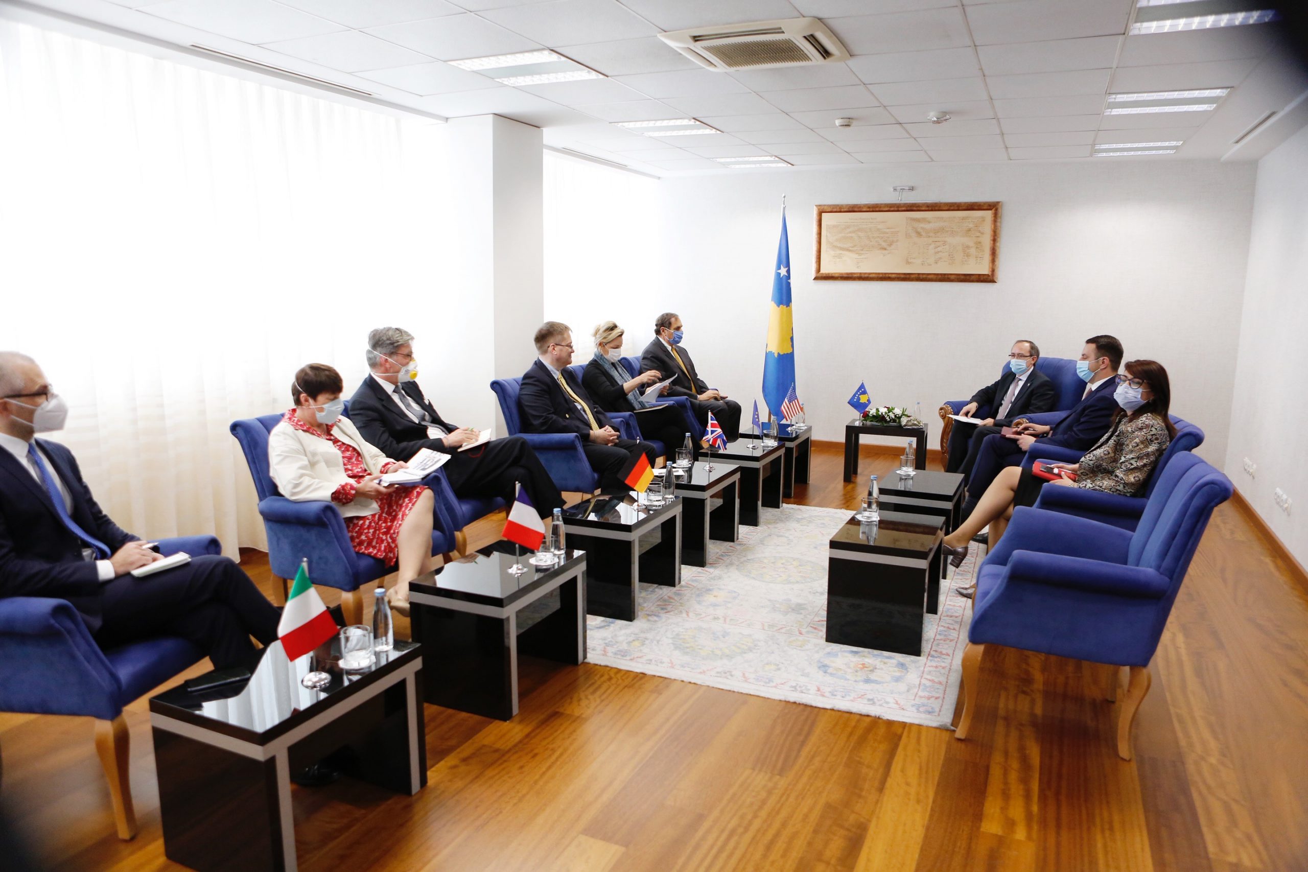 Hoti priti në takim ambasadorët e shteteve të Quint-it – Epoka e Re Hoti priti në takim ambasadorët e shteteve të Quint-it – Epoka e Re
