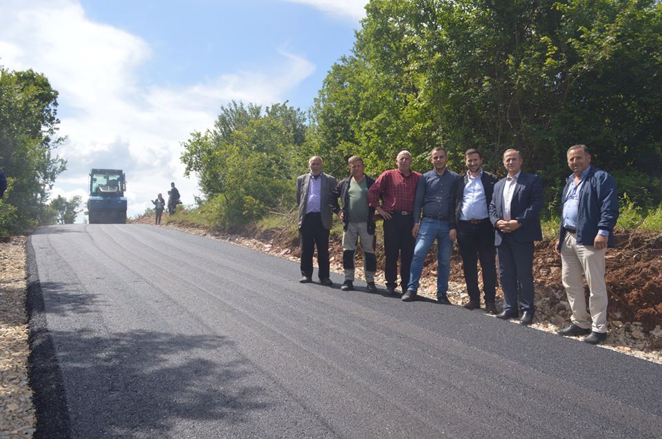 Asfaltohet një rrugë dhe hapen dy të tjera në fshatrat e Malishevës ... Asfaltohet një rrugë dhe hapen dy të tjera në fshatrat e Malishevës ...
