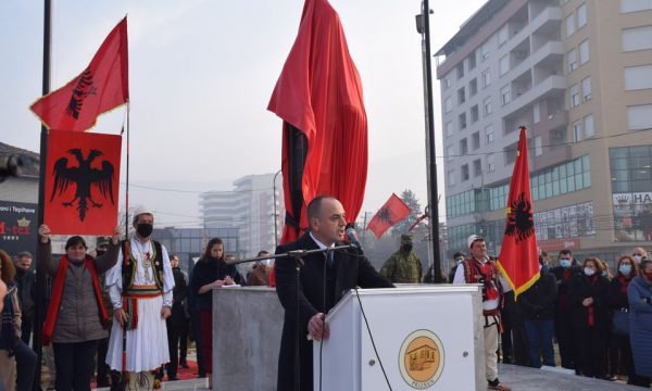 Kryetari i Prizrenit tregon nëse do të hiqet shtatorja e Skënderbeut ... Kryetari i Prizrenit tregon nëse do të hiqet shtatorja e Skënderbeut ...