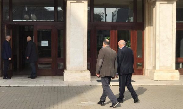 Isa Mustafa shkon në Kuvend, nuk dihen arsyet – Epoka e Re Isa Mustafa shkon në Kuvend, nuk dihen arsyet – Epoka e Re