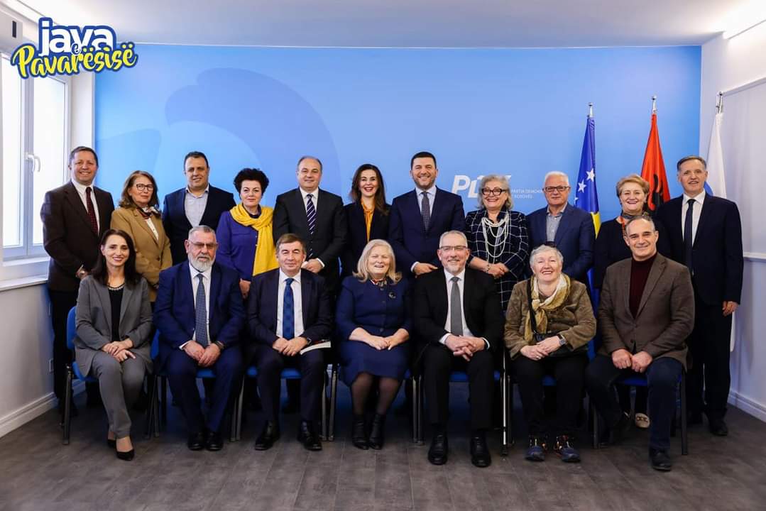 Memli Krasniqi takon deputetët e PDK-së që kishin nënshkruar Deklaratën ... Memli Krasniqi takon deputetët e PDK-së që kishin nënshkruar Deklaratën ...