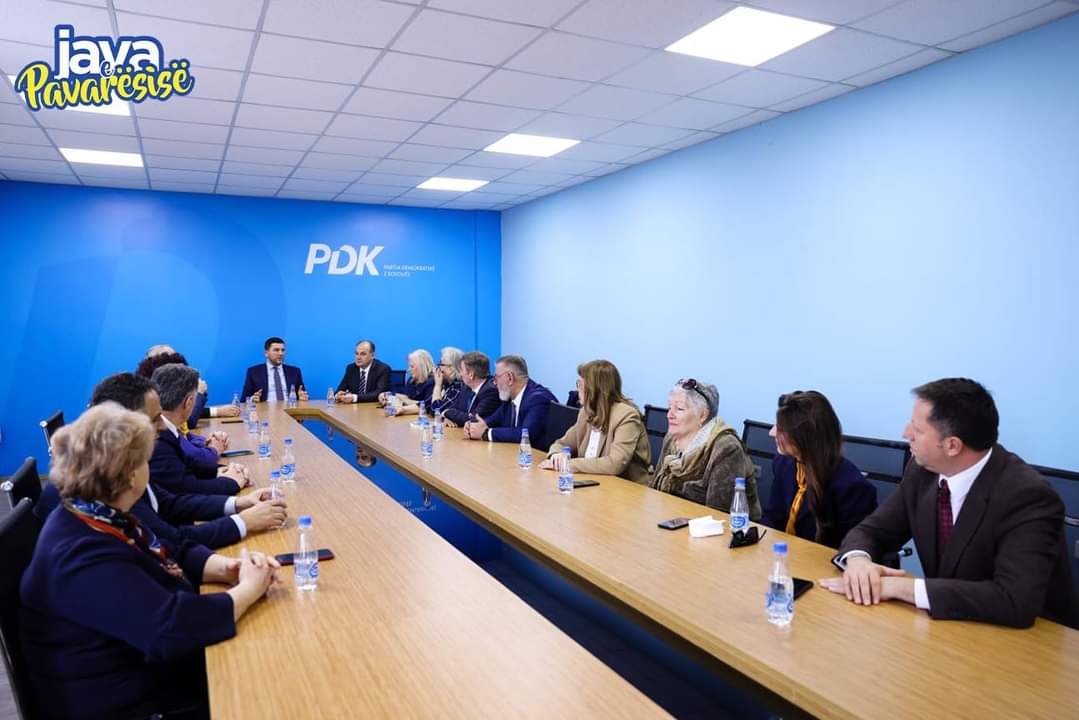 Memli Krasniqi takon deputetët e PDK-së që kishin nënshkruar Deklaratën ... Memli Krasniqi takon deputetët e PDK-së që kishin nënshkruar Deklaratën ...