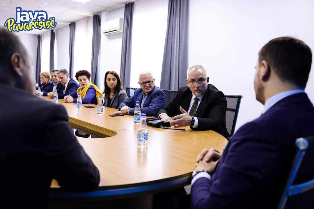 Memli Krasniqi takon deputetët e PDK-së që kishin nënshkruar Deklaratën ... Memli Krasniqi takon deputetët e PDK-së që kishin nënshkruar Deklaratën ...