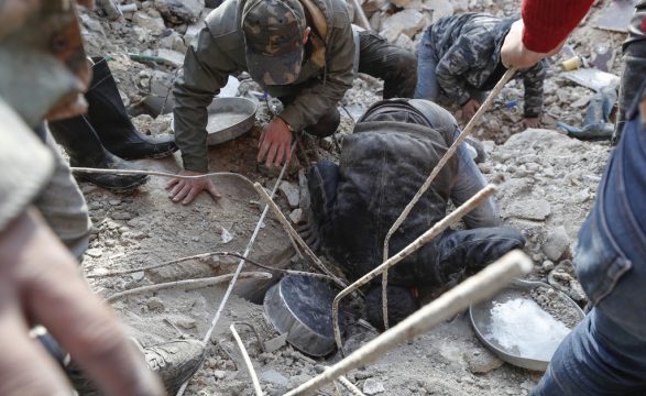 Vogëlushja nxirret gjallë nga prehri i motrës – Epoka e Re Vogëlushja nxirret gjallë nga prehri i motrës – Epoka e Re