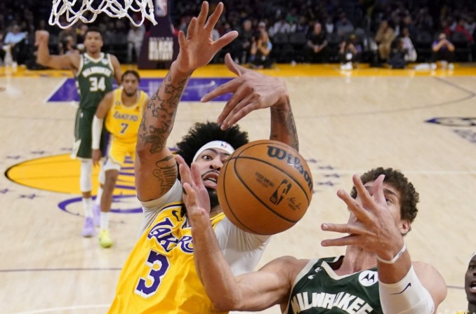 Milwaukee mposhti Lakersat, zhgënjejnë Denveri dhe Phoenixi – Epoka e Re Milwaukee mposhti Lakersat, zhgënjejnë Denveri dhe Phoenixi – Epoka e Re