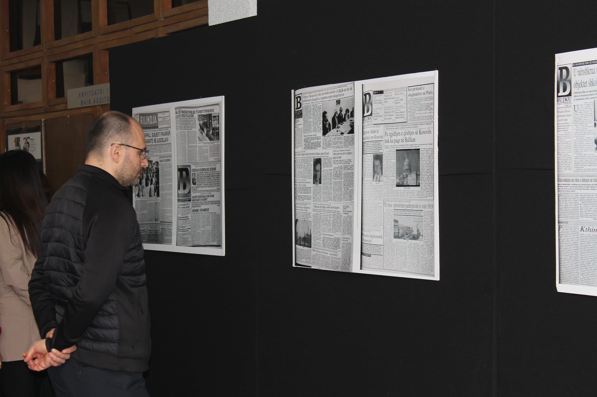 Biblioteka Kombëtare e Kosovës hap ekspozitë “shkel e shko” – Epoka e Re Biblioteka Kombëtare e Kosovës hap ekspozitë “shkel e shko” – Epoka e Re