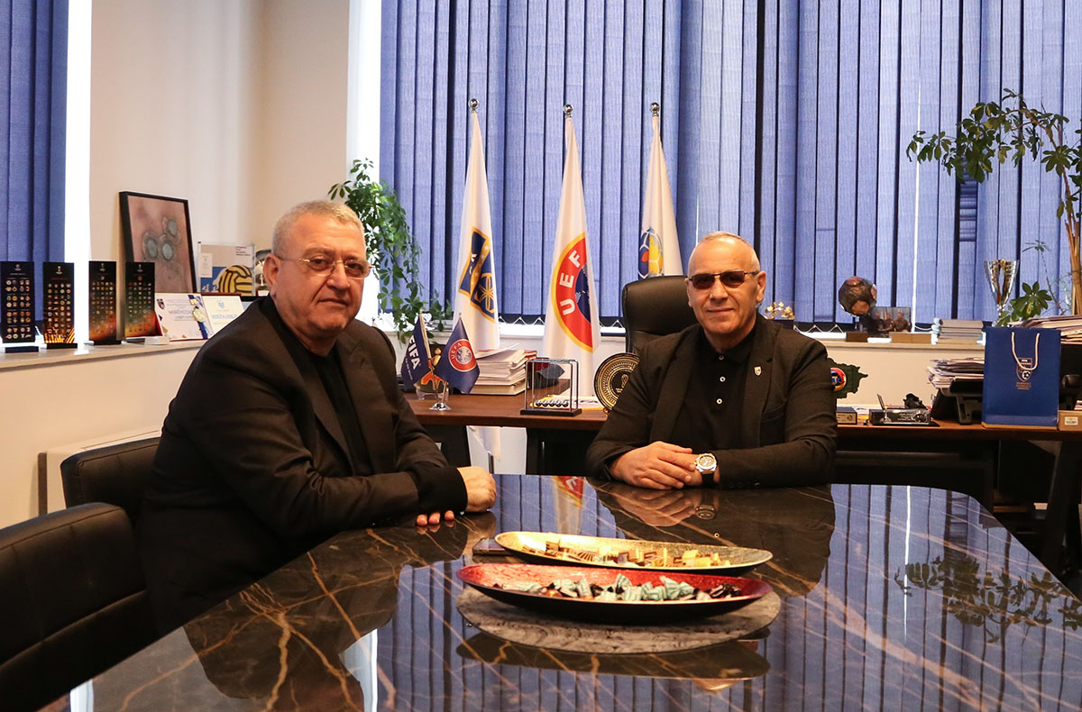 Presidenti Armando Duka viziton FFK-në, i ofron mbështetje presidentit ... Presidenti Armando Duka viziton FFK-në, i ofron mbështetje presidentit ...