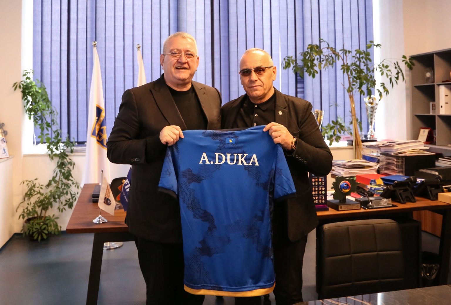 Presidenti Armando Duka viziton FFK-në, i ofron mbështetje presidentit ... Presidenti Armando Duka viziton FFK-në, i ofron mbështetje presidentit ...