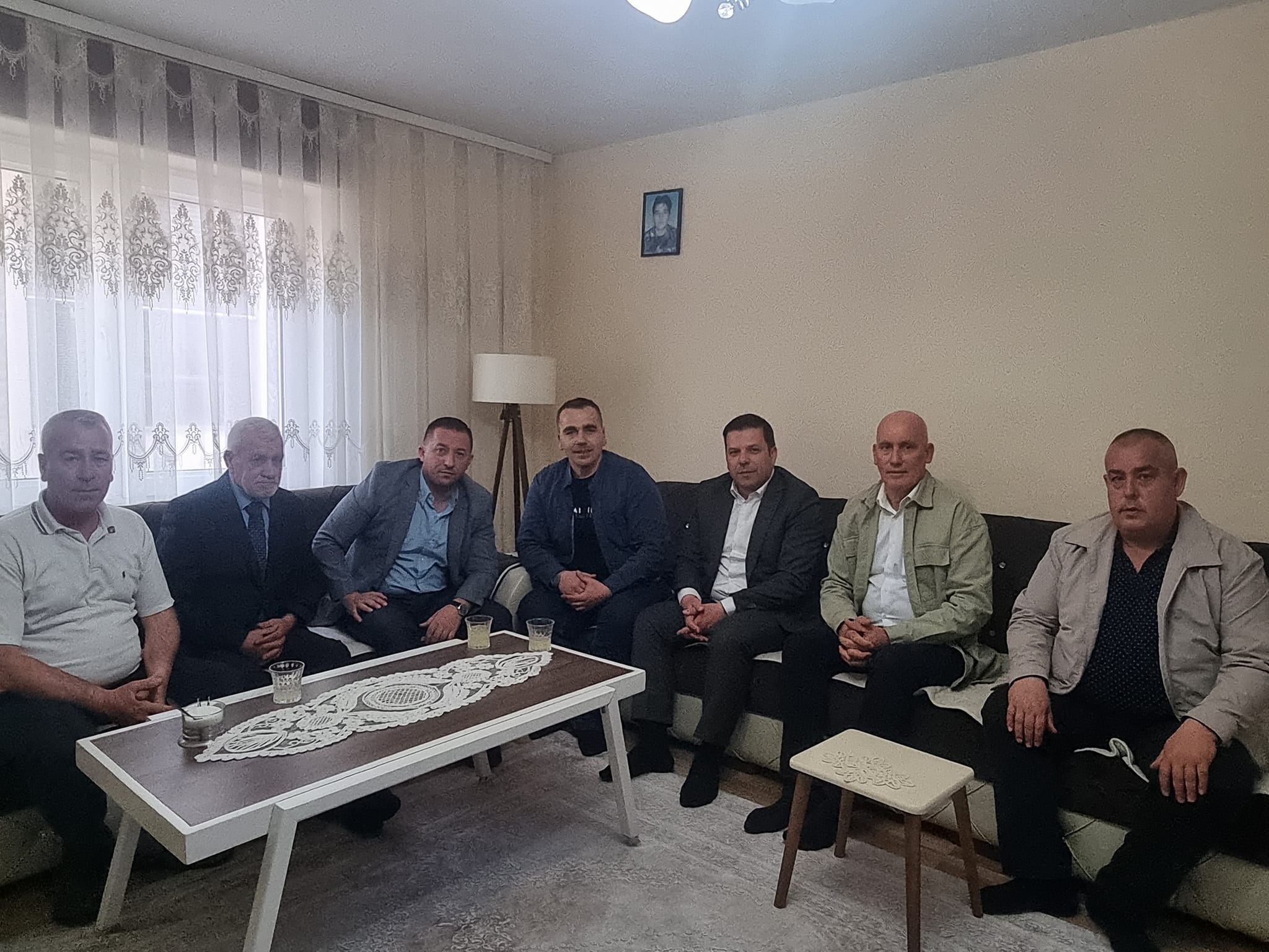 Ministri Mehaj viziton familjen e dëshmorit Ersan Mazreku – Epoka e Re Ministri Mehaj viziton familjen e dëshmorit Ersan Mazreku – Epoka e Re