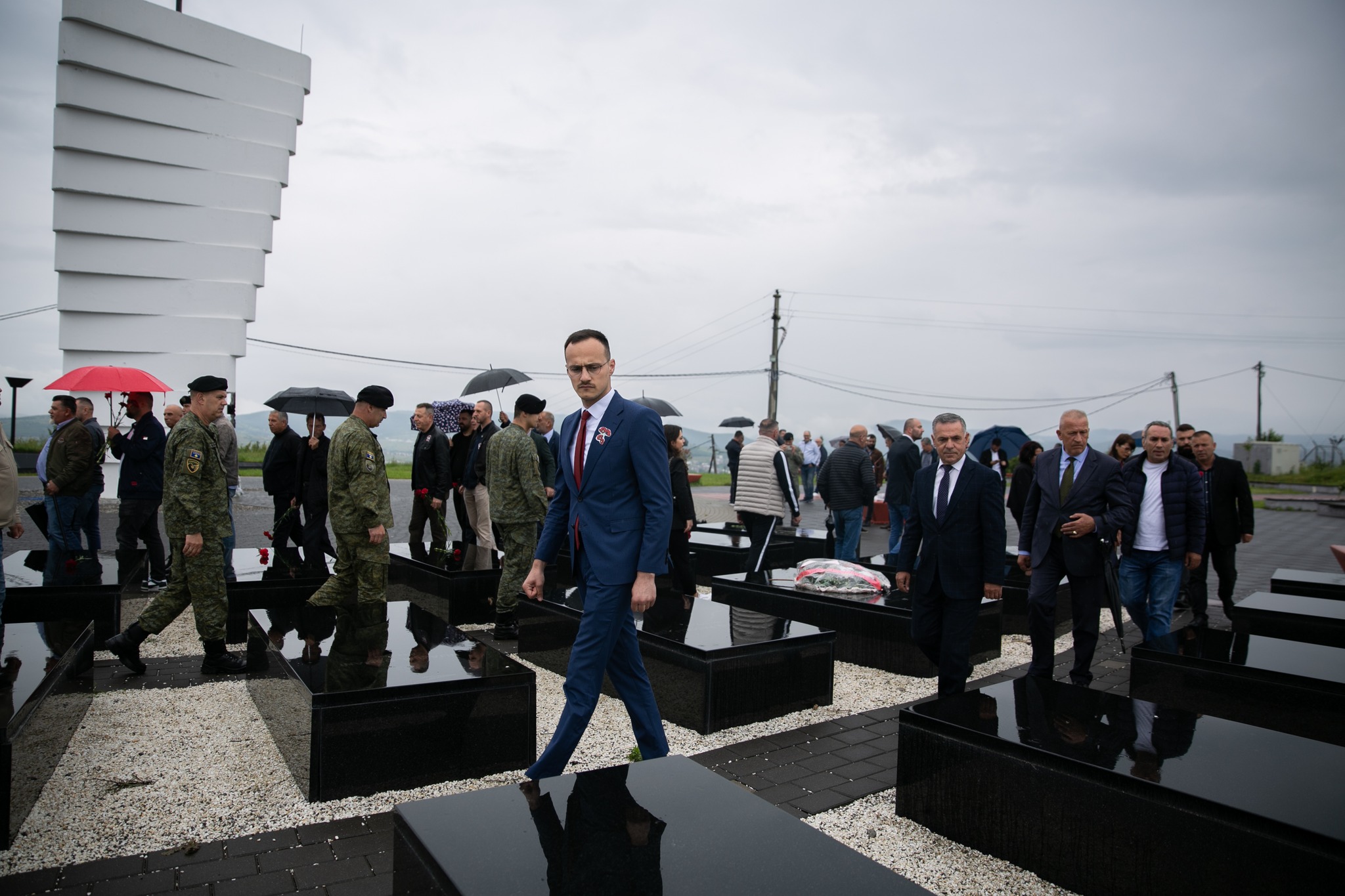 24-vjetori i çlirimit të Gjilanit, Hyseni bën homazhe te varrezat e ... 24-vjetori i çlirimit të Gjilanit, Hyseni bën homazhe te varrezat e ...