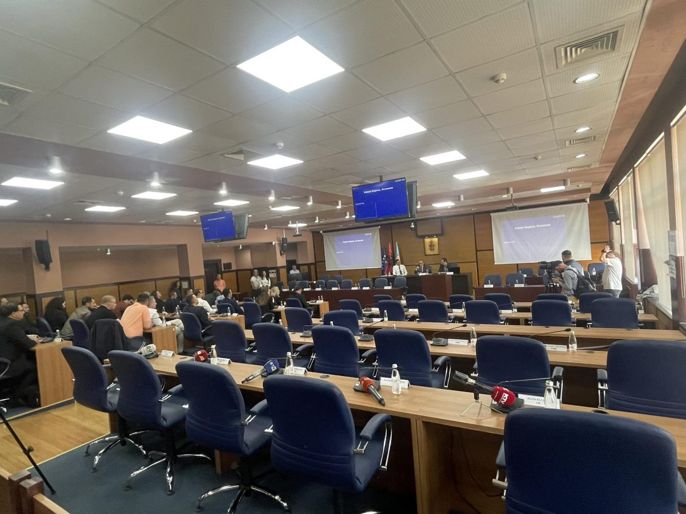 Kuvendi Komunal i Prishtinës shkarkon 20 aksionarë të dhjetë ... Kuvendi Komunal i Prishtinës shkarkon 20 aksionarë të dhjetë ...