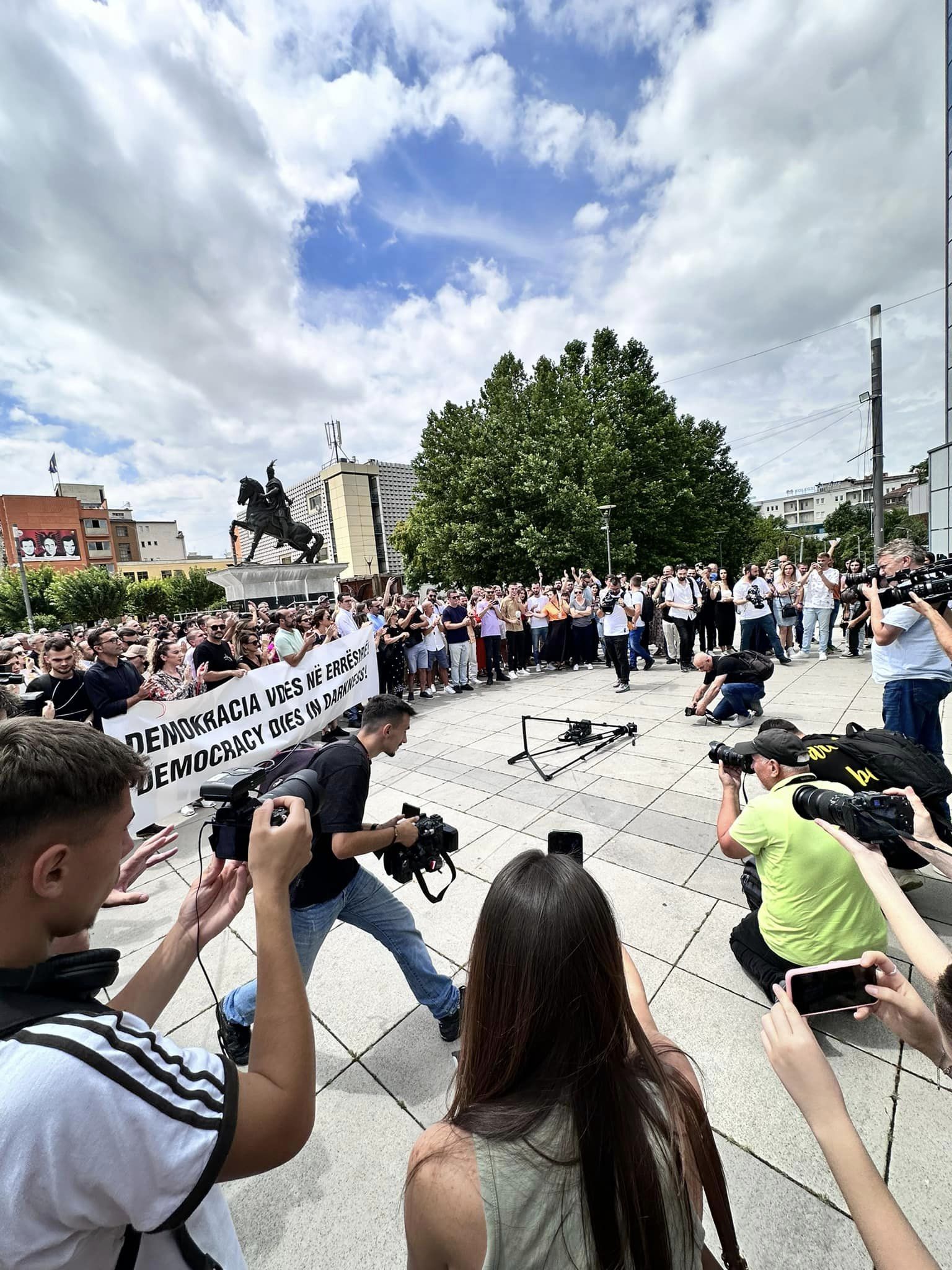 Gazetarët dhe kameramanët para Qeverisë, pajisjet i lënë në tokë në ... Gazetarët dhe kameramanët para Qeverisë, pajisjet i lënë në tokë në ...