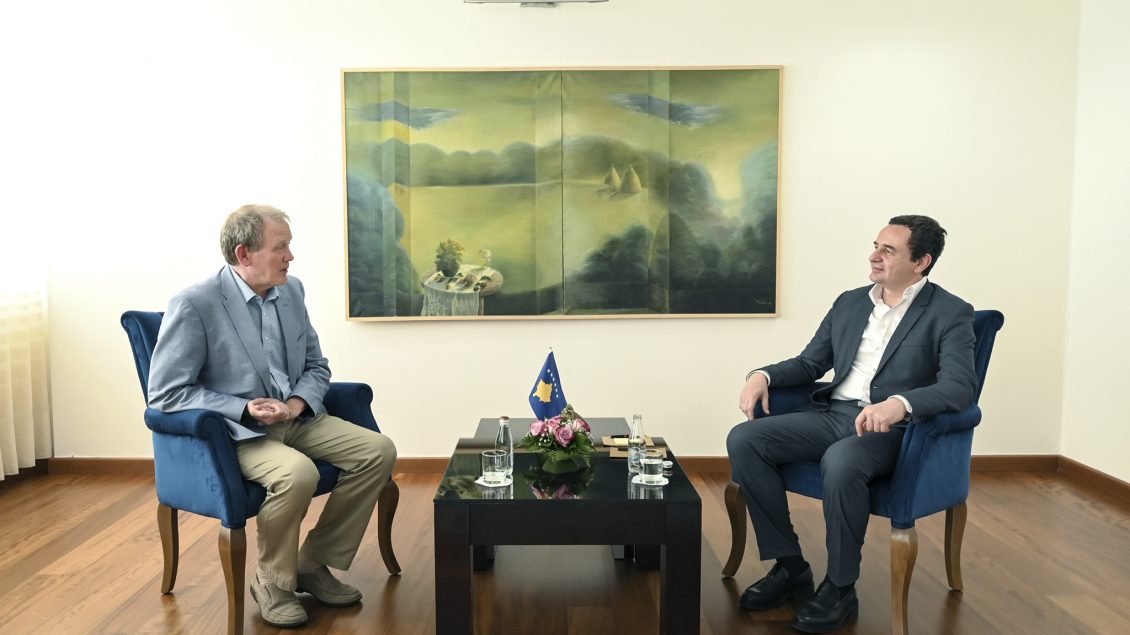 Kurti takoi profesorin e Universitetit të Iowas, biseduan për avancimin ... Kurti takoi profesorin e Universitetit të Iowas, biseduan për avancimin ...