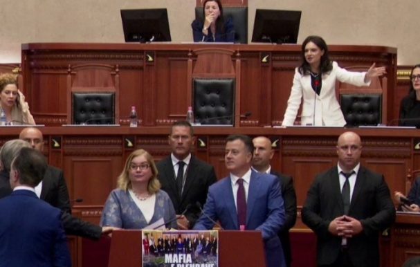 Tensione në Kuvendin e Shqipërisë, opozita bllokon foltoren – Epoka e Re Tensione në Kuvendin e Shqipërisë, opozita bllokon foltoren – Epoka e Re
