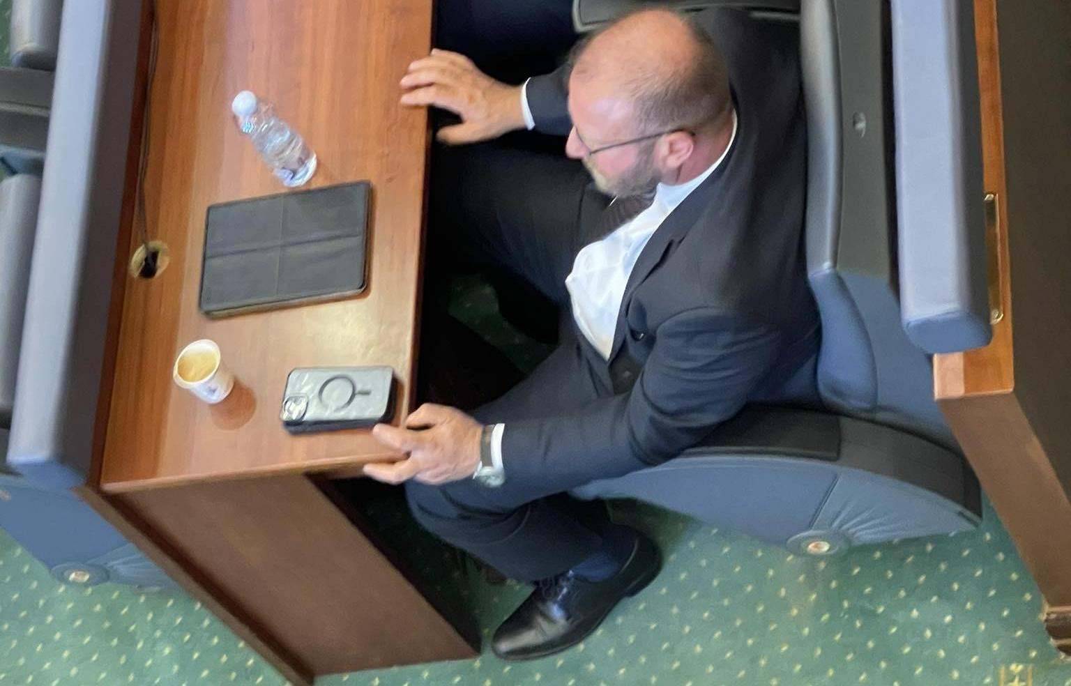 ‘Afera Zdravo’: Abazi ia lëshon Kusari-Lilës përgjimet me Simiqin në ... ‘Afera Zdravo’: Abazi ia lëshon Kusari-Lilës përgjimet me Simiqin në ...