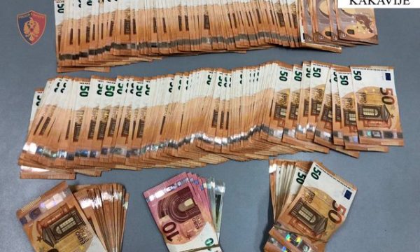 Kapen 18 mijë euro në Kakavijë të Shqipërisë – Epoka e Re Kapen 18 mijë euro në Kakavijë të Shqipërisë – Epoka e Re