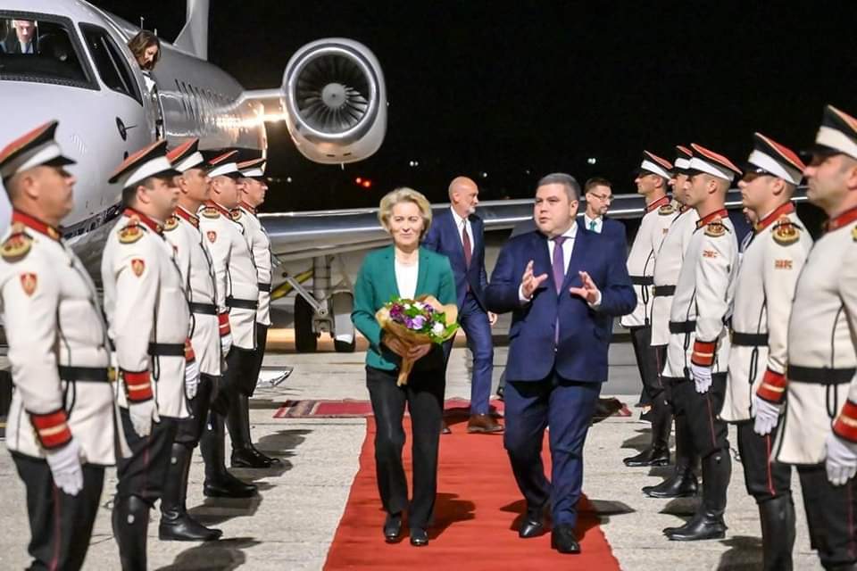 Shefja e KE-së arrin në Shkup në vizitën e parë të turit ballkanik ... Shefja e KE-së arrin në Shkup në vizitën e parë të turit ballkanik ...
