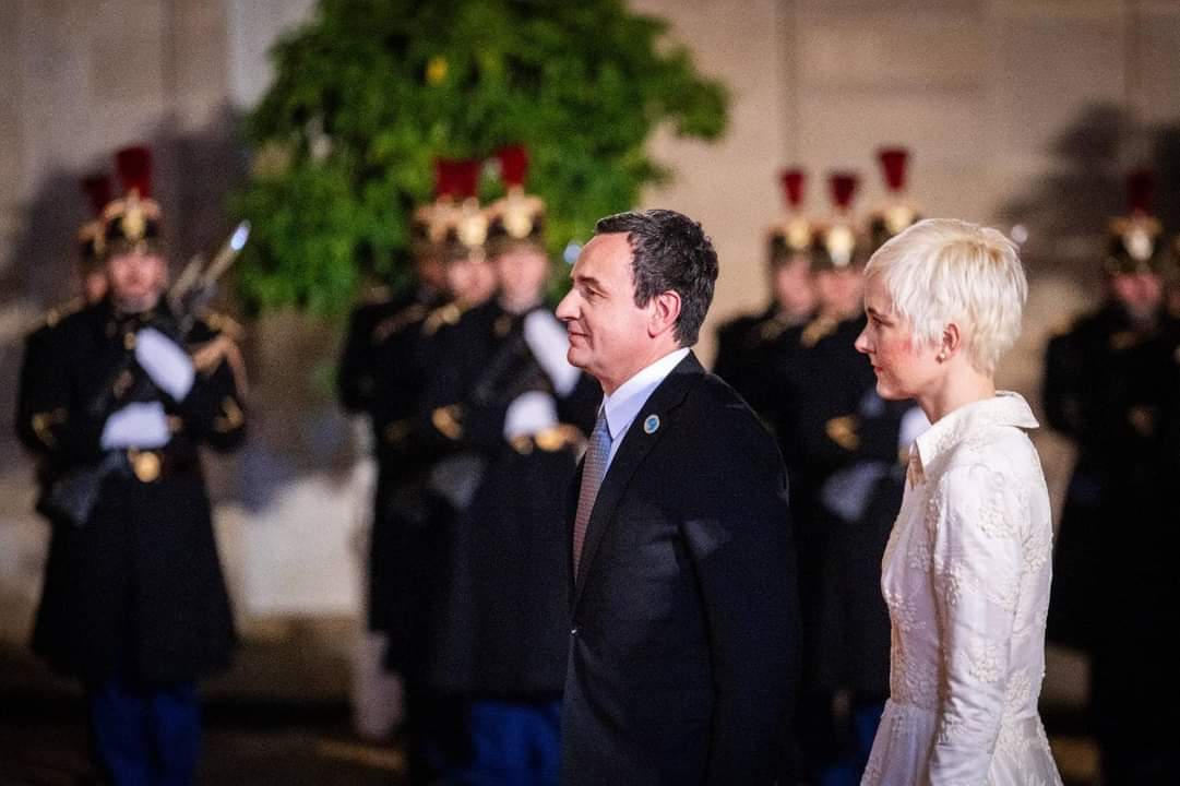 Në Pallatin Élysée, kryeministri Albin Kurti bashkë me bashkëshorten ... Në Pallatin Élysée, kryeministri Albin Kurti bashkë me bashkëshorten ...