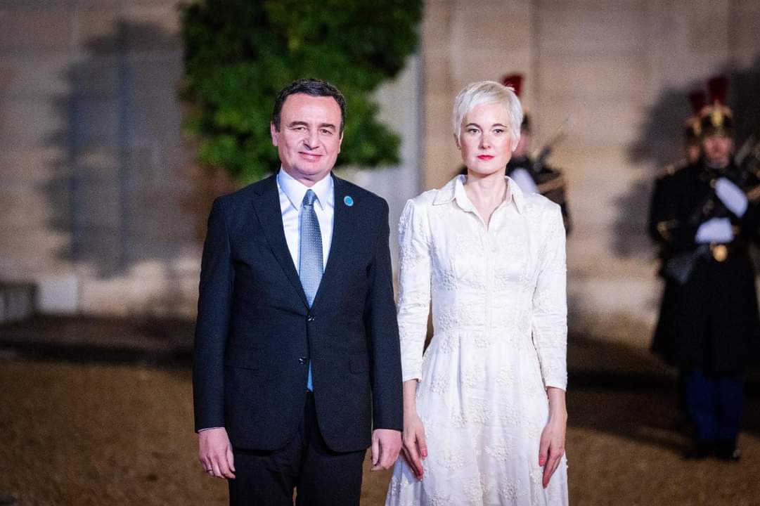 Në Pallatin Élysée, kryeministri Albin Kurti bashkë me bashkëshorten ... Në Pallatin Élysée, kryeministri Albin Kurti bashkë me bashkëshorten ...