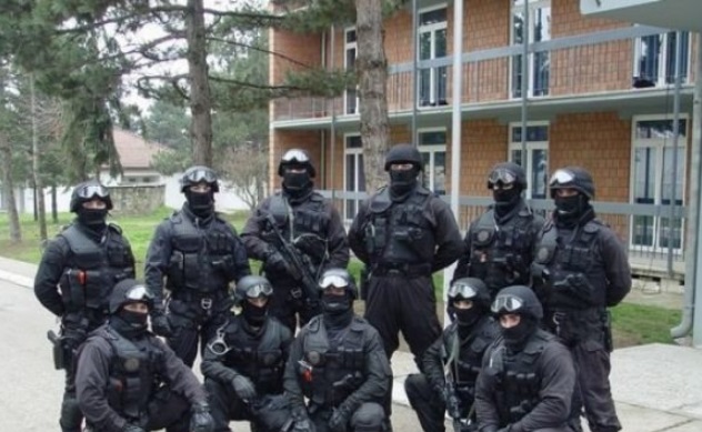 Njësia më elitare e Policisë së Kosovës “FIT”, proteston sot para ... Njësia më elitare e Policisë së Kosovës “FIT”, proteston sot para ...