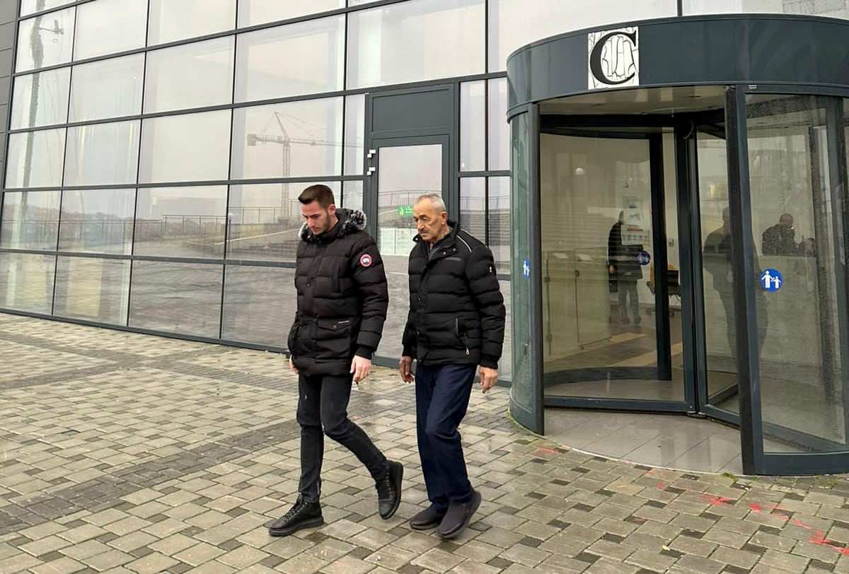 Babai dhe vëllai i Liridonës takojnë prokuroren: U informuam për rastin ... Babai dhe vëllai i Liridonës takojnë prokuroren: U informuam për rastin ...