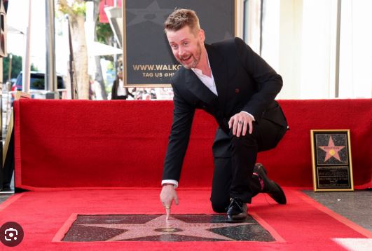 Kevin “I vetëm në shtëpi” nderohet me një yll në ‘Hollywood Walk of ... Kevin “I vetëm në shtëpi” nderohet me një yll në ‘Hollywood Walk of ...