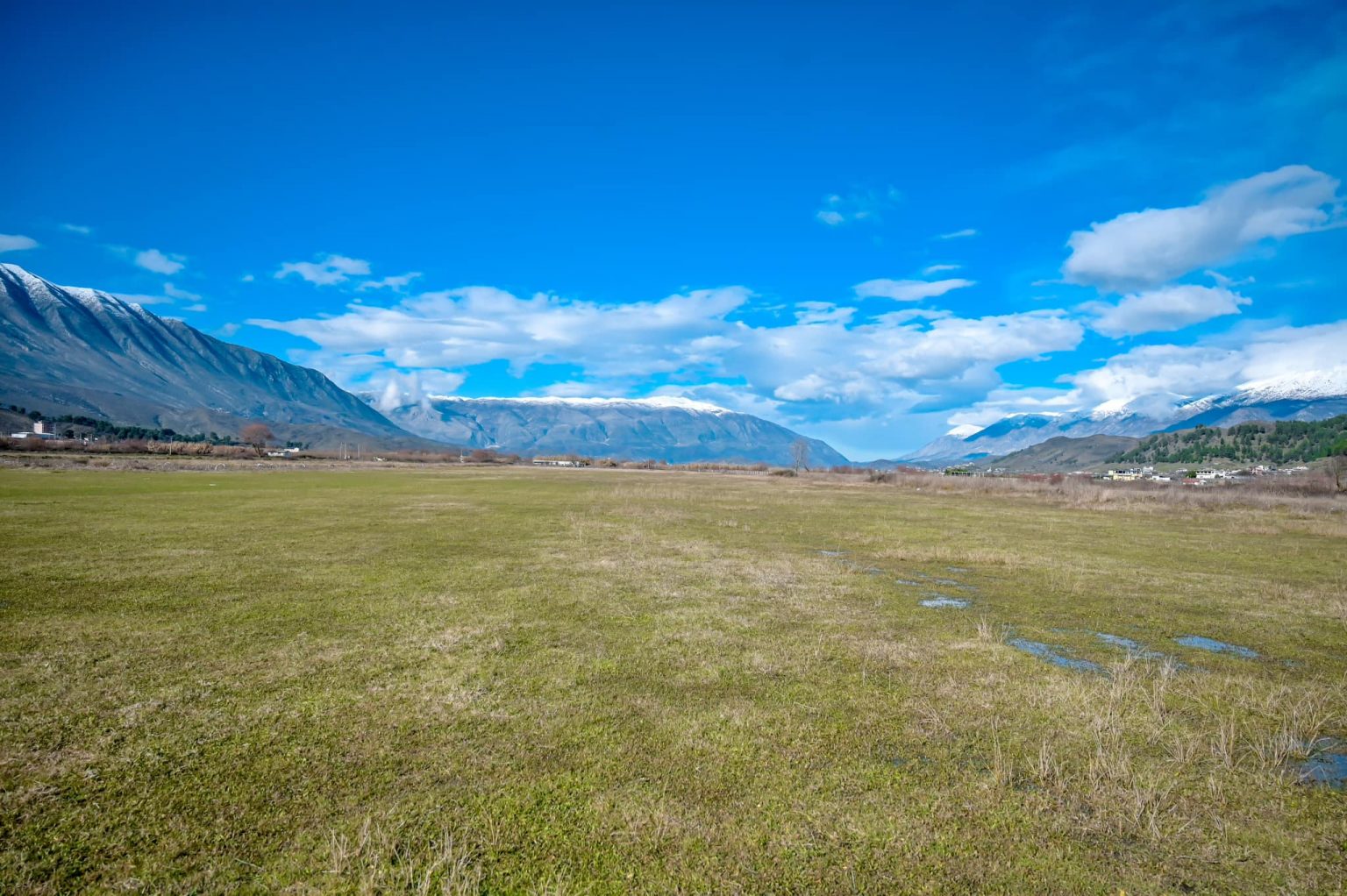 Rama publikon pamje nga vendi ku do ndërtohet Aeroporti Turistik i ...