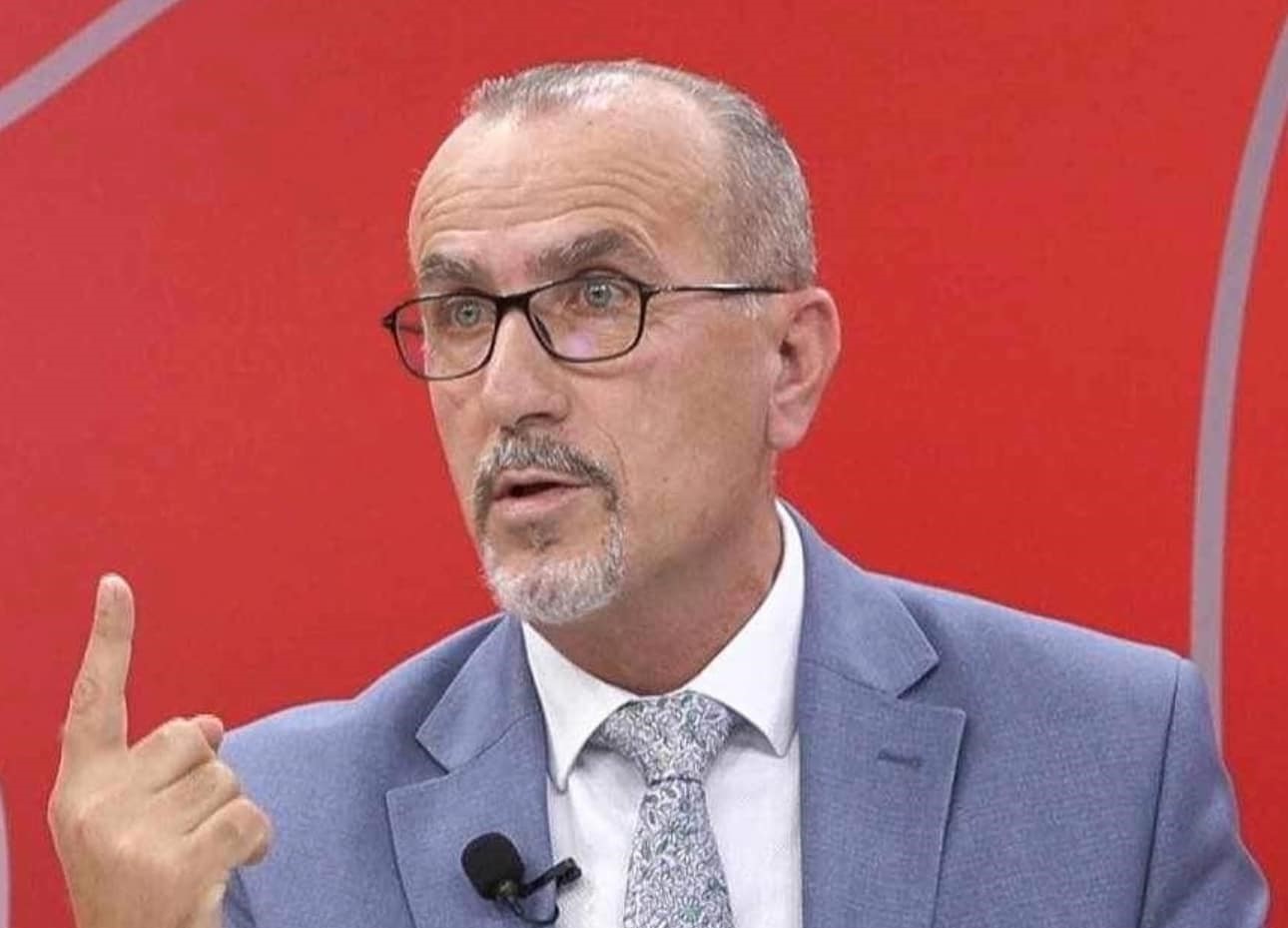 Vizita e Kurtit në ShSKUK, deputeti Haxhiu tregon si u turpërua Kurti ... Vizita e Kurtit në ShSKUK, deputeti Haxhiu tregon si u turpërua Kurti ...