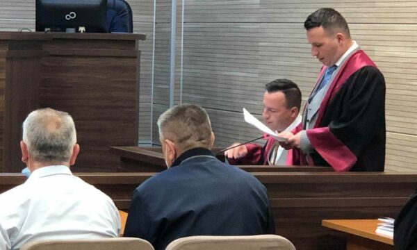 Avokatët e shoferit që e goditi me veturë burrin e Shkurte Fejzës: E ... Avokatët e shoferit që e goditi me veturë burrin e Shkurte Fejzës: E ...