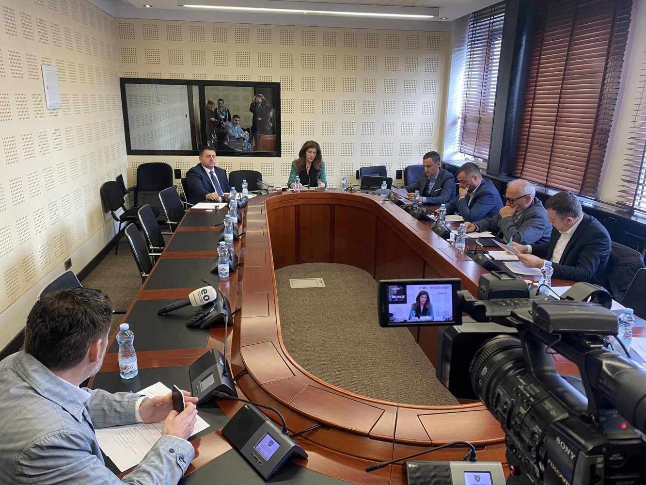 ‘Tentim-atentati’ ndaj Kurtit, komisioni e fton për raportim drejtorin ... ‘Tentim-atentati’ ndaj Kurtit, komisioni e fton për raportim drejtorin ...