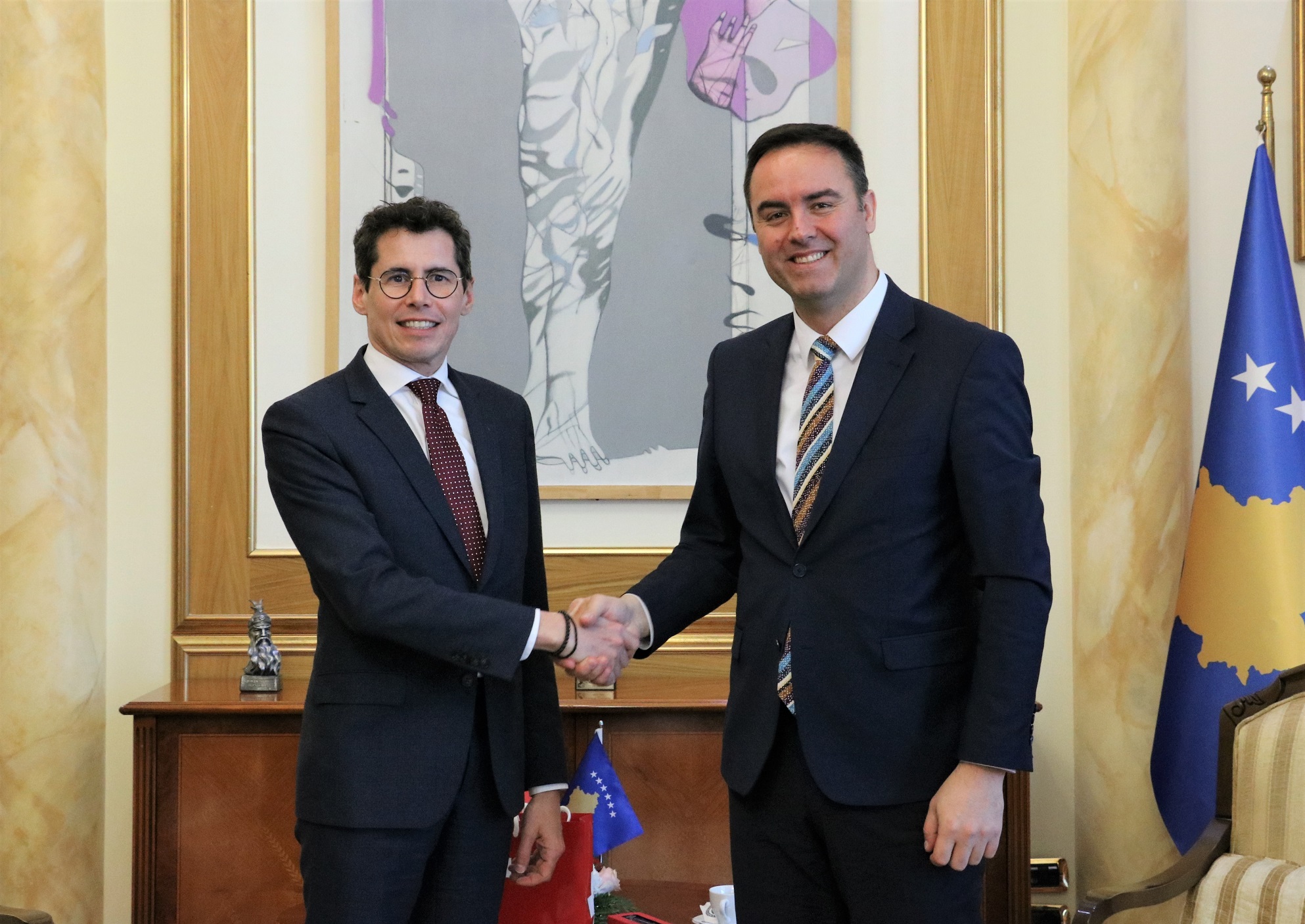 Konjufca takohet me ambasadorin e Zvicrës, bisedojnë për thellimin e ... Konjufca takohet me ambasadorin e Zvicrës, bisedojnë për thellimin e ...