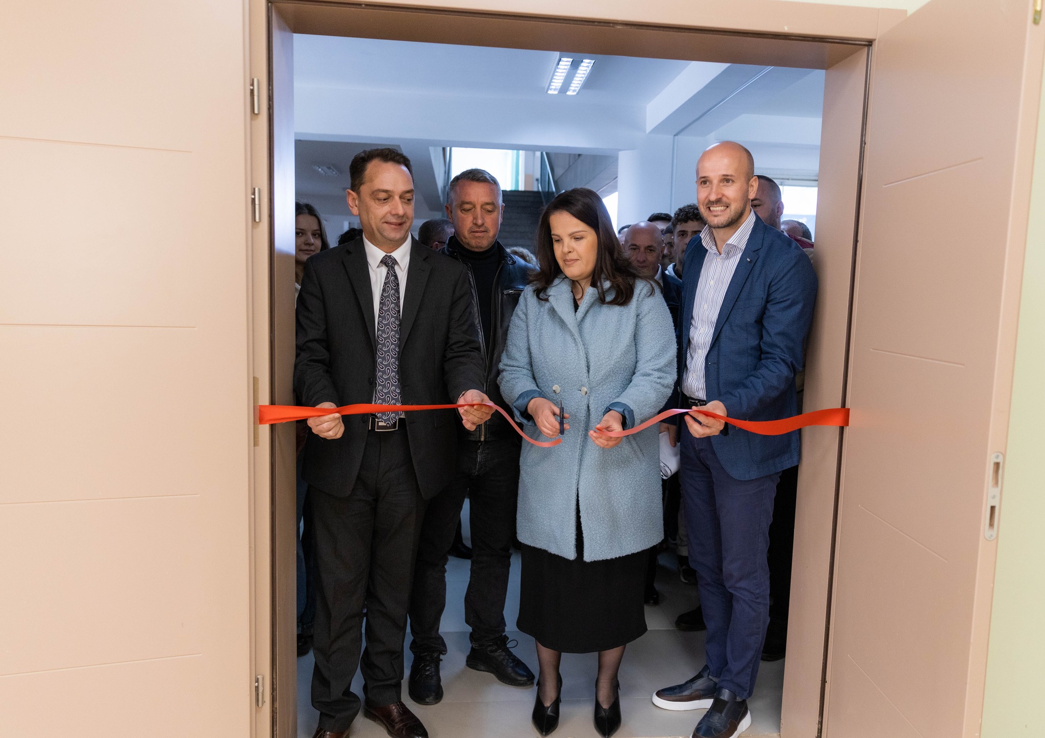 Përurohet biblioteka në gjimnazin ‘Hamëz Jashari’ në Skenderaj – Epoka e Re Përurohet biblioteka në gjimnazin ‘Hamëz Jashari’ në Skenderaj – Epoka e Re