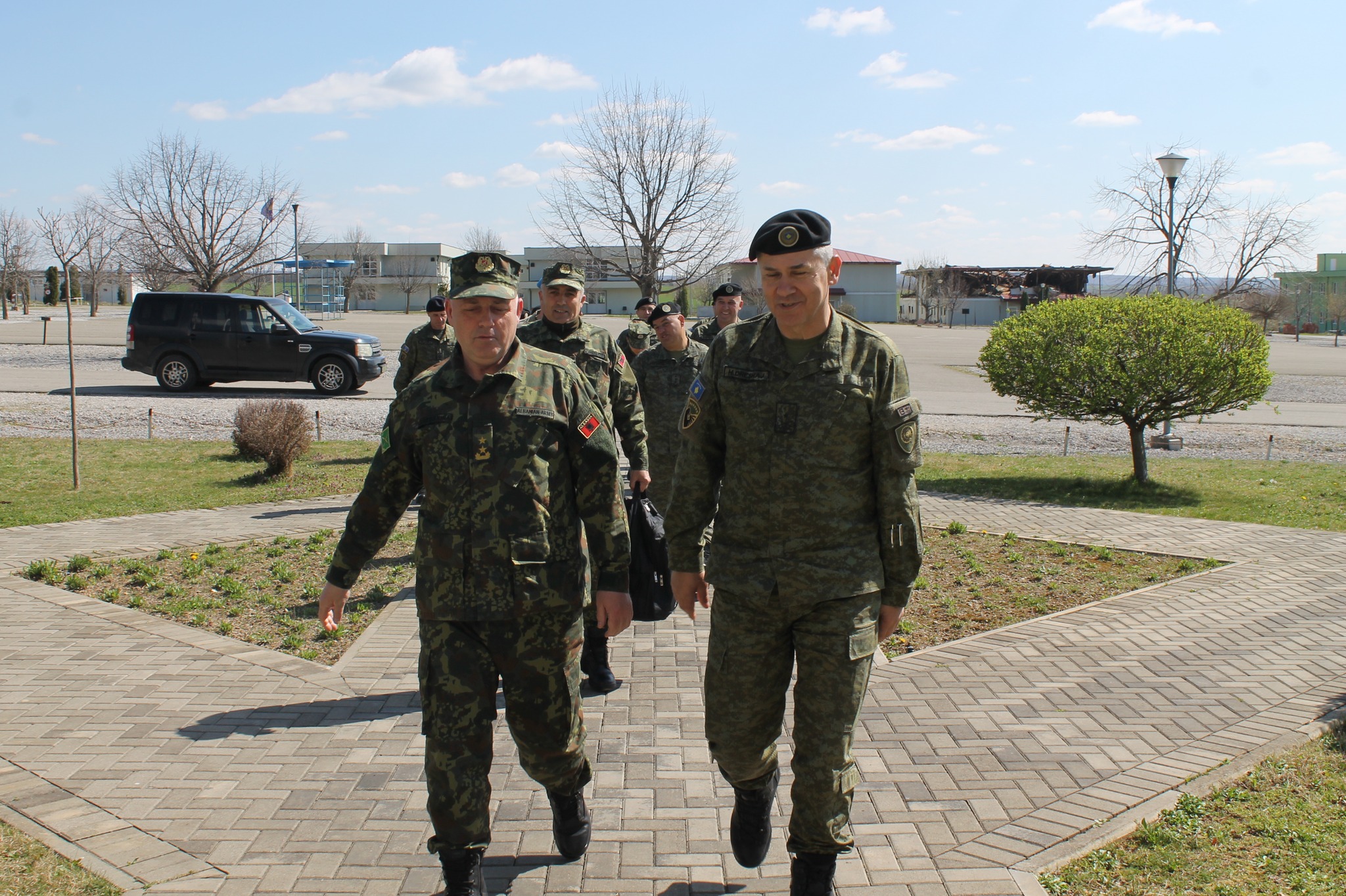 Delegacioni i ushtrisë shqiptare viziton komandën e forcave tokësore të ...