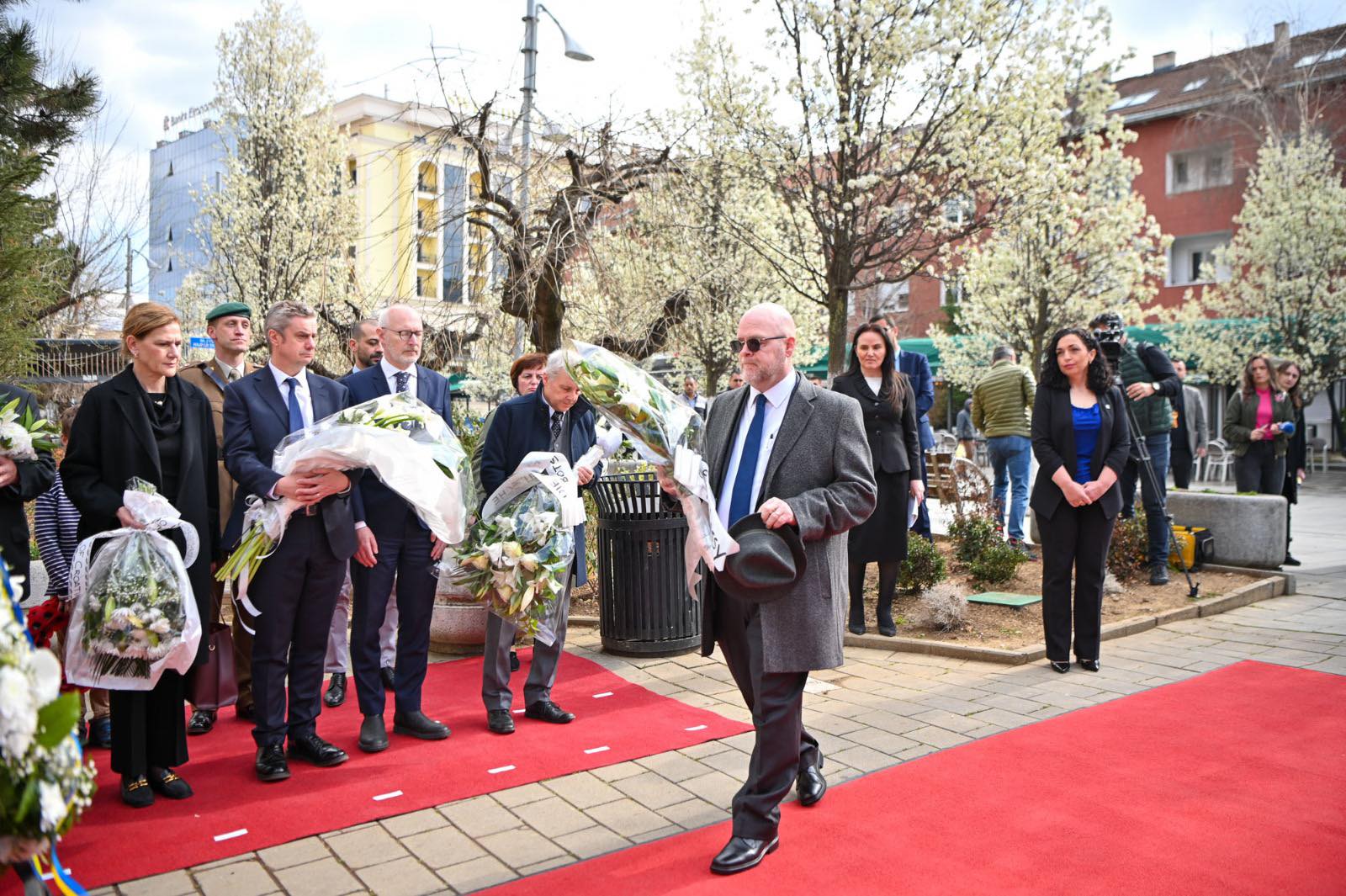 Ambasadori amerikan vendos lule te memoriali i ushtarëve të rënë të ... Ambasadori amerikan vendos lule te memoriali i ushtarëve të rënë të ...