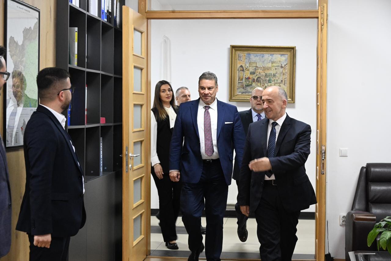 Muhaxhiri pas takimit me Escobari dhe Hovenieri: Jetik rrugëtimi i ... Muhaxhiri pas takimit me Escobari dhe Hovenieri: Jetik rrugëtimi i ...
