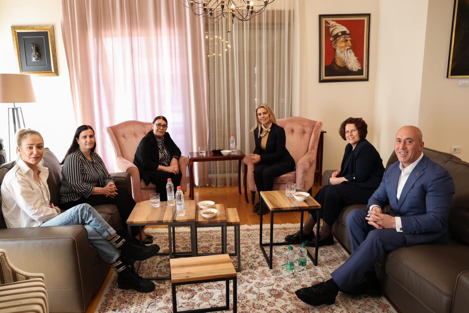 Haradinaj bashkë me nënën Rukë pret në shtëpi bashkëshorten e heroit ... Haradinaj bashkë me nënën Rukë pret në shtëpi bashkëshorten e heroit ...